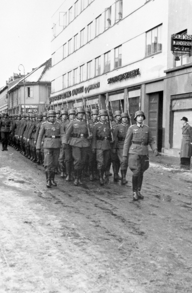 TYSKE SOLDATER MARSJERER GJENNOM TORGGATA, HAMAR. 2. verdenskrig ...