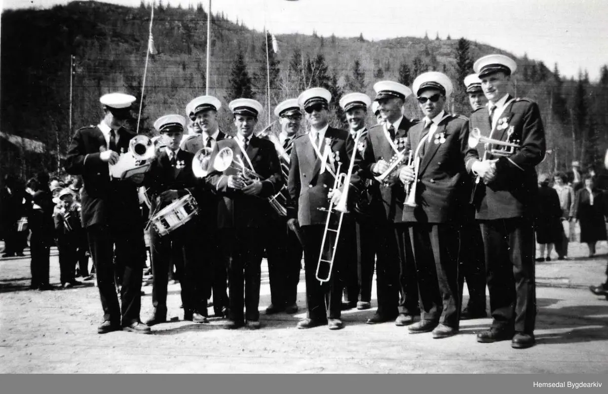 Hemsedal Hornmusikk ved Bygdaheimen Frå venstre: Arvid Bækken, John ...