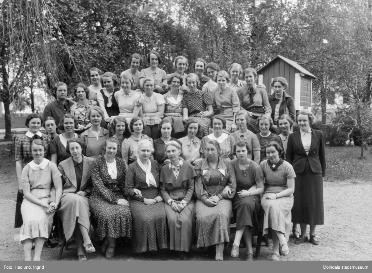 Gruppfoto med namnlista och datumbeteckning "maj 1936". Från vänster ...