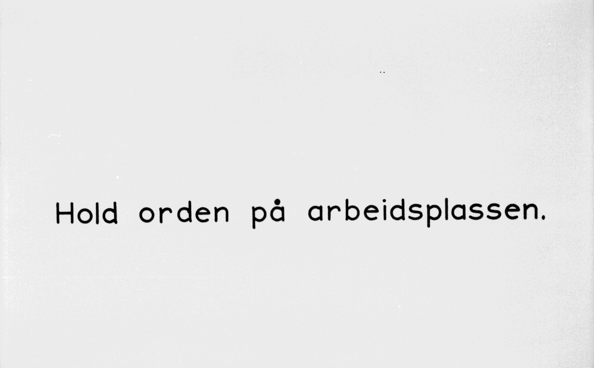 Skilt med teksten "Hold orden på arbeidsplassen". - Orkla ...