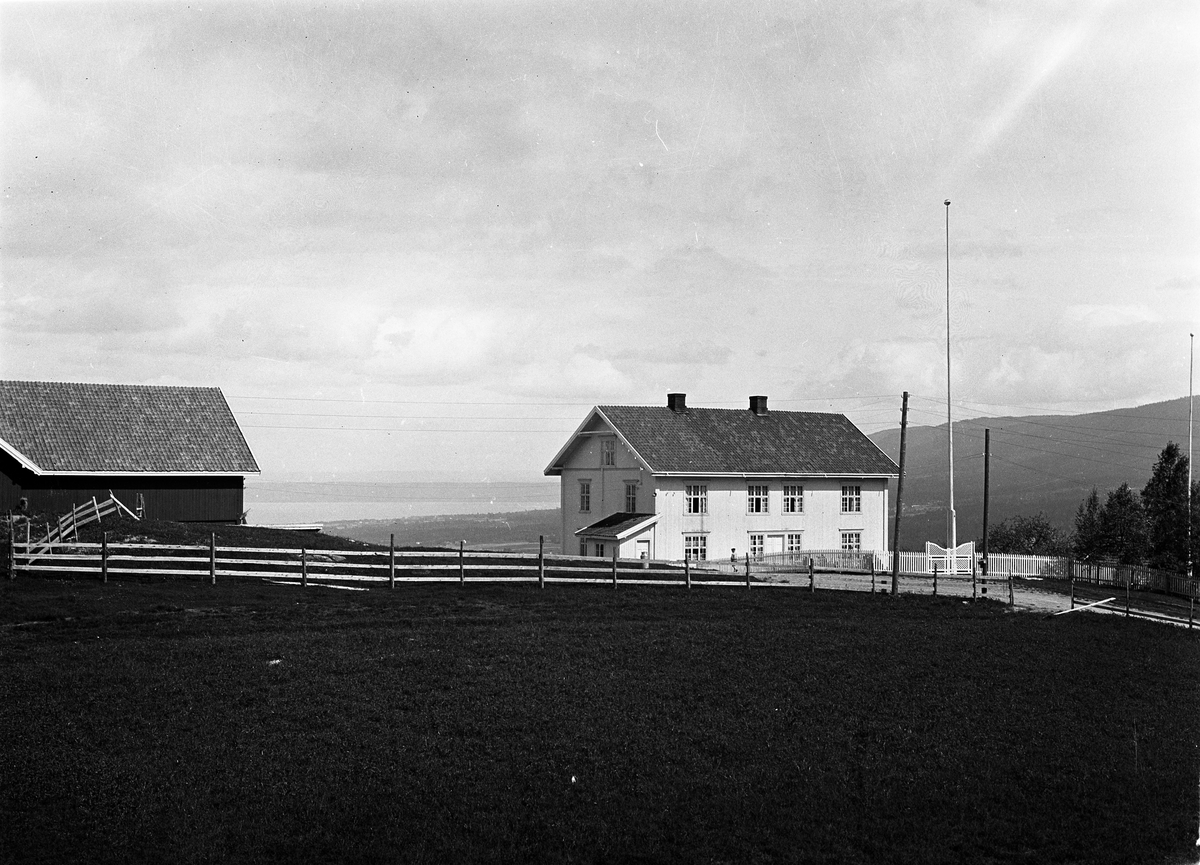 Gården Ovren (Østre) i Lensbygda/Øverskreien, Østre Toten. Tre bilder ...
