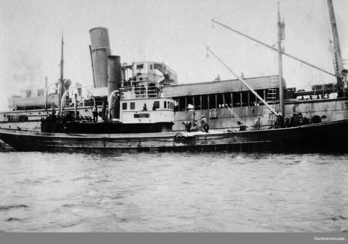 fartøy. dampskip møtes. Fra Nordmøre museums fotosamlinger. Opplastet ...