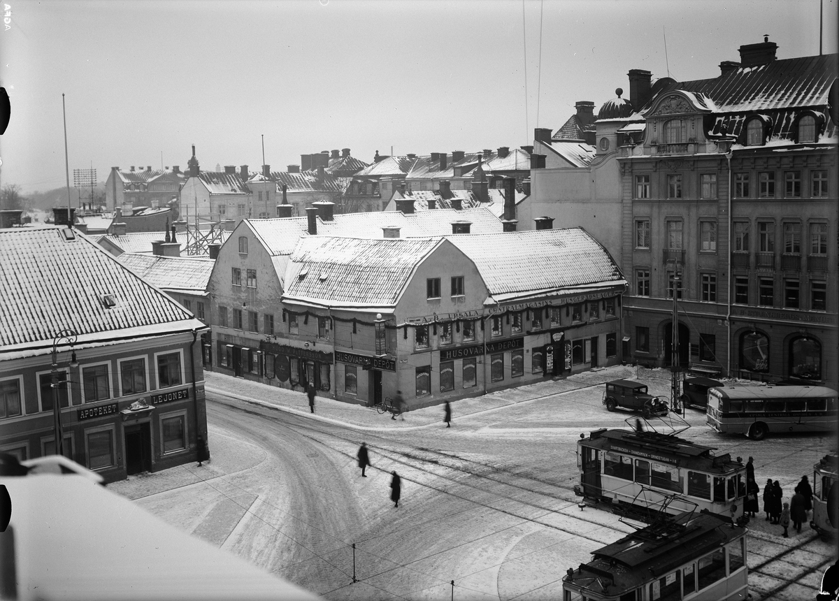 Stora torget med spårvagnar och Rudbeckska gården i kvarteret ...