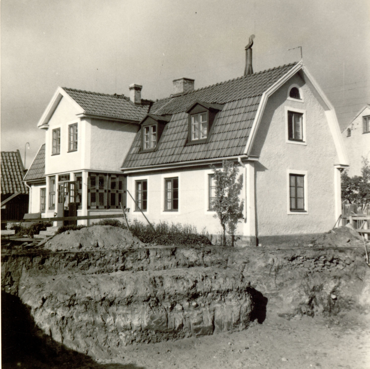 Ett bostadshus med mansardtak och frontespis i kvarter Hagtornet, 2-3 ...