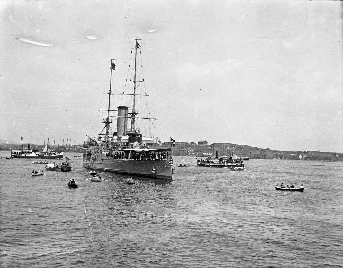 Dampskip med 1 skorstein og 2 master. Kongeskipet? Flere mindre båter ...