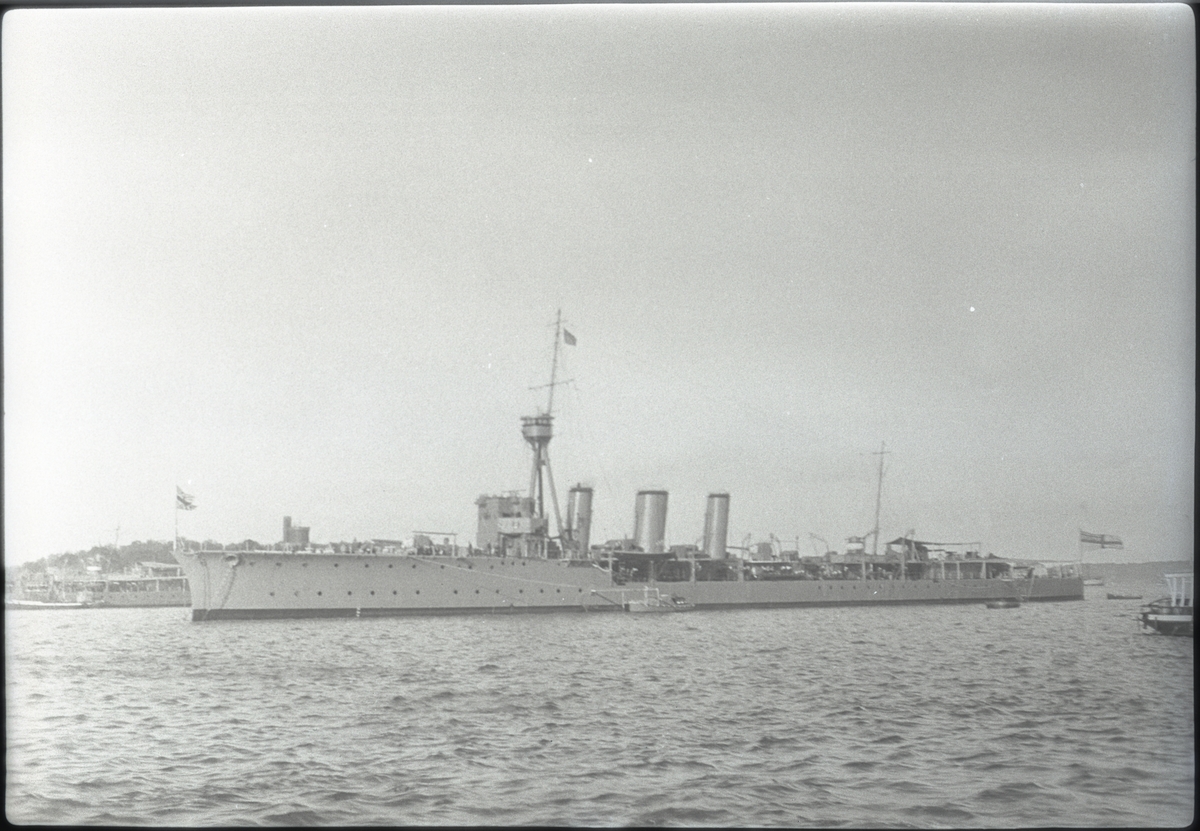 Den brittiska lätta kryssaren HMS COMUS fotograferad på Strömmen i ...