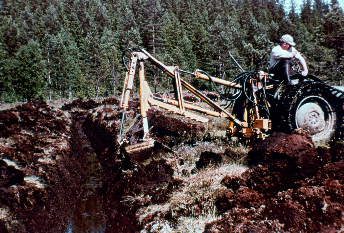 Grøfting av myr med traktorgraver, antakelig tidlig i 1960-åra ...