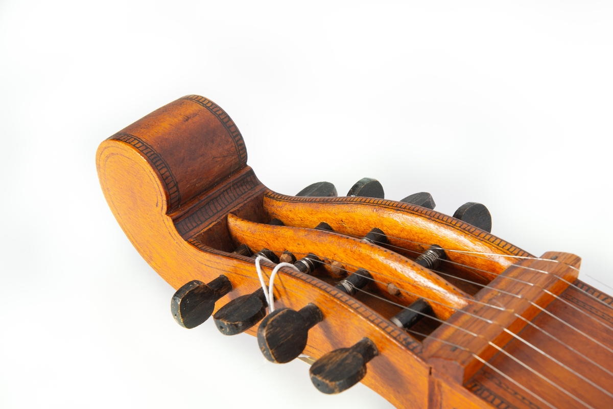 Langeleik - Valdres Folkemuseum / DigitaltMuseum