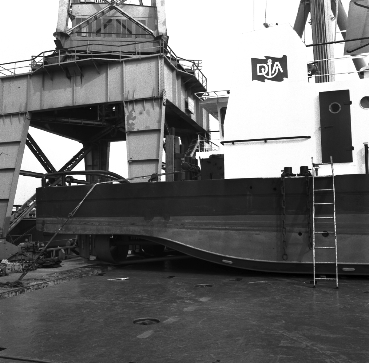 CG 27 Lyftning av CG 27 till lastfartyg - Marinmuseum / DigitaltMuseum