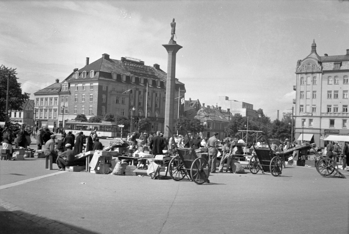 Trondheim torg, Olavstatuen. Torghandel. - Anno Domkirkeodden ...