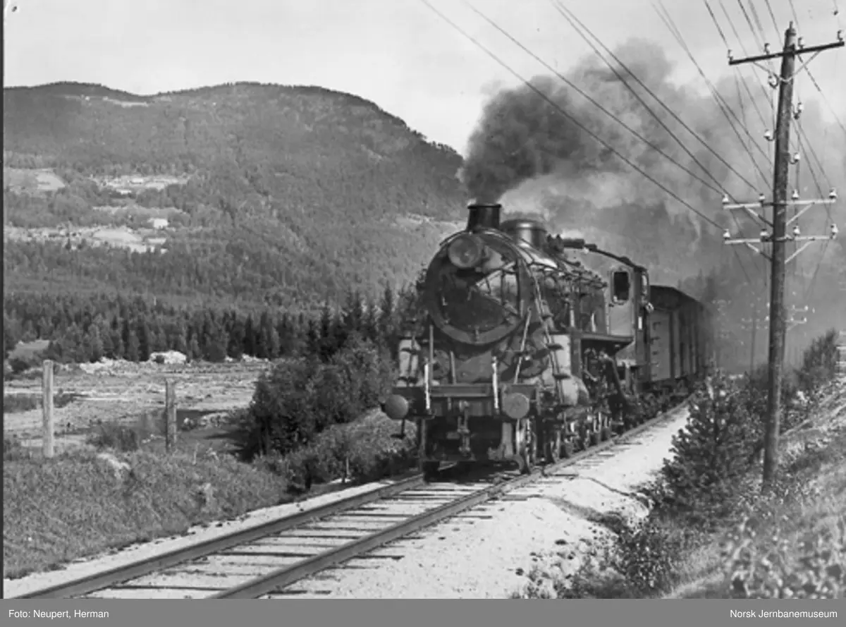 Et damplokomotiv av type 26c under full damp med tog i Hallingdal ...