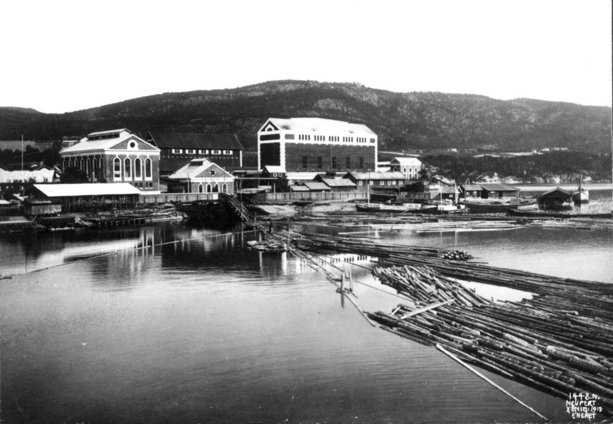 Notodden, Telemark. 1910. Oversiktsbilde. Sagbruk ved vann.Tømmer på ...